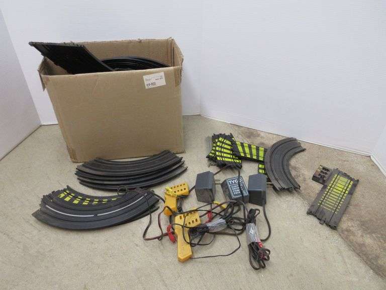 Tyco slot car track with controllers - Albrecht Auction Service
