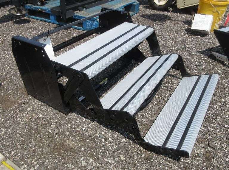 Aluminum 3-step, 28 1/2" x 14", new - Albrecht Auction Service