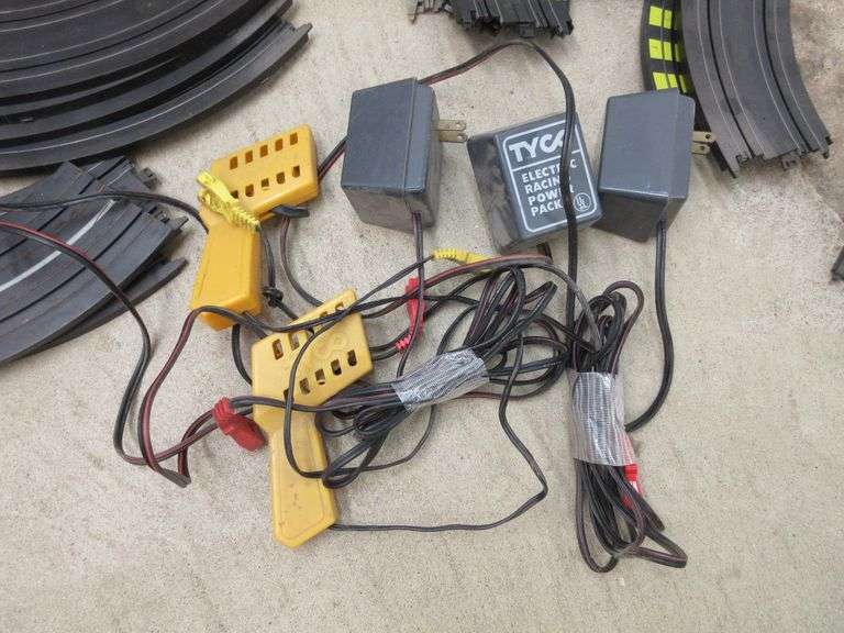Tyco slot car track with controllers - Albrecht Auction Service