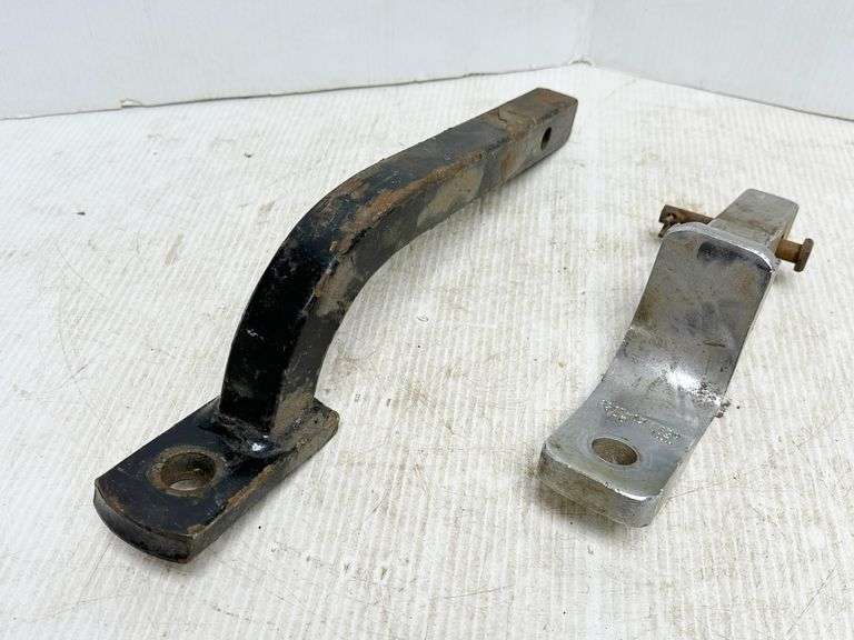 (2) Hitch inserts for 1 1/4" hitch - Albrecht Auction Service