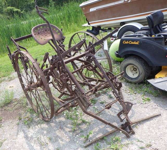 McCormick-Deering 1-row horse drawn cultivator - Albrecht Auction Service