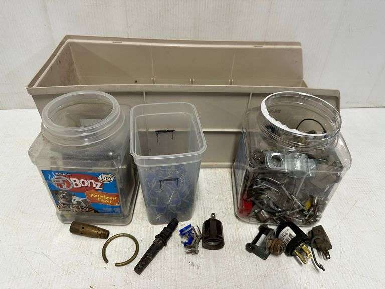Assorted electrical plug screws, and other items - Albrecht Auction Service