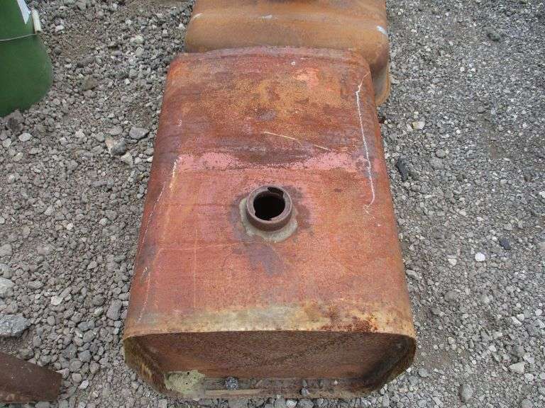 (5) Tractor gas tanks, used - Albrecht Auction Service