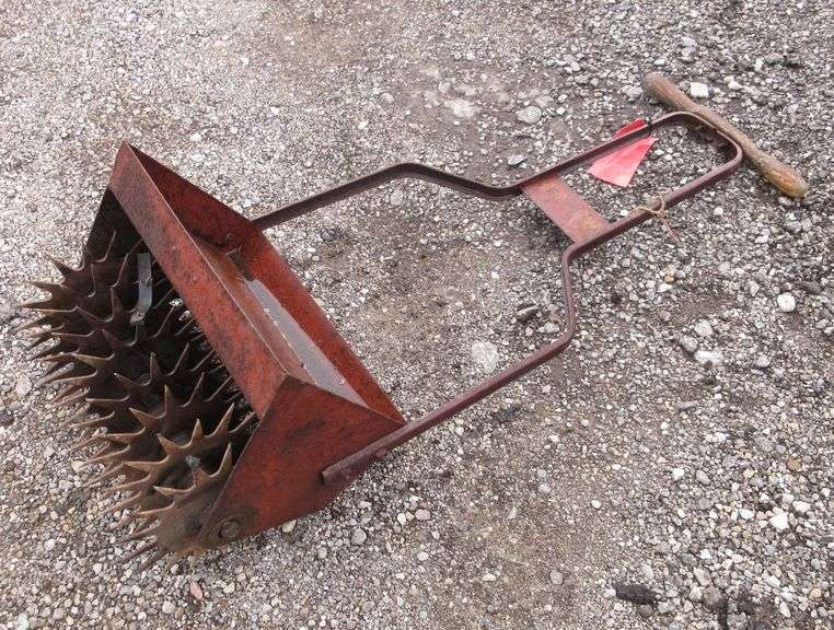 Antique lawn aerator, rusty - Albrecht Auction Service
