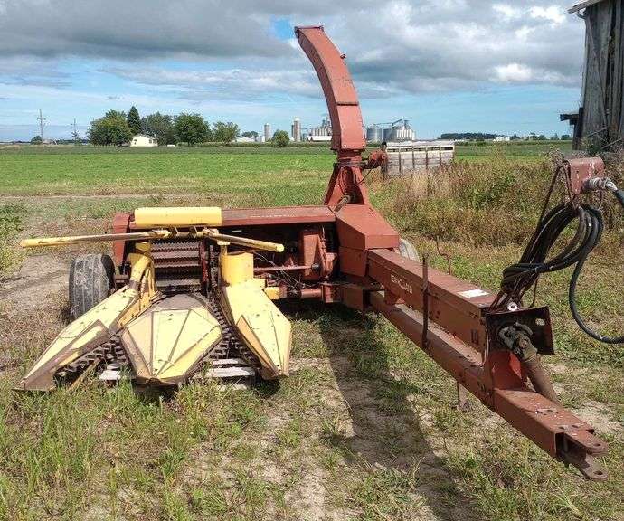 New Holland 900 Chopper with Corn Head - Albrecht Auction Service