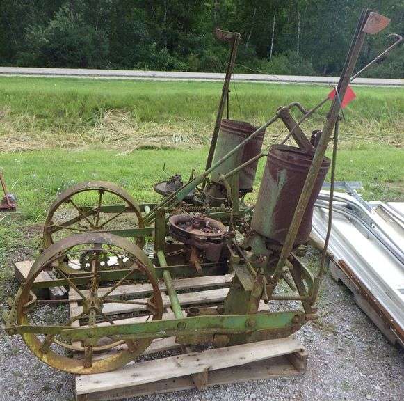 Two-row 3-Point hitch John Deere corn planter - Albrecht Auction Service