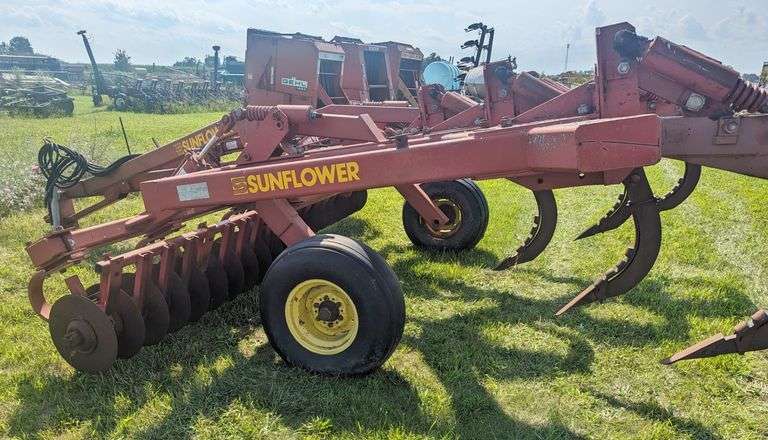 Sunflower 4010 5-Shank V-Ripper with Hydraulic Lift Cushion Coulters ...
