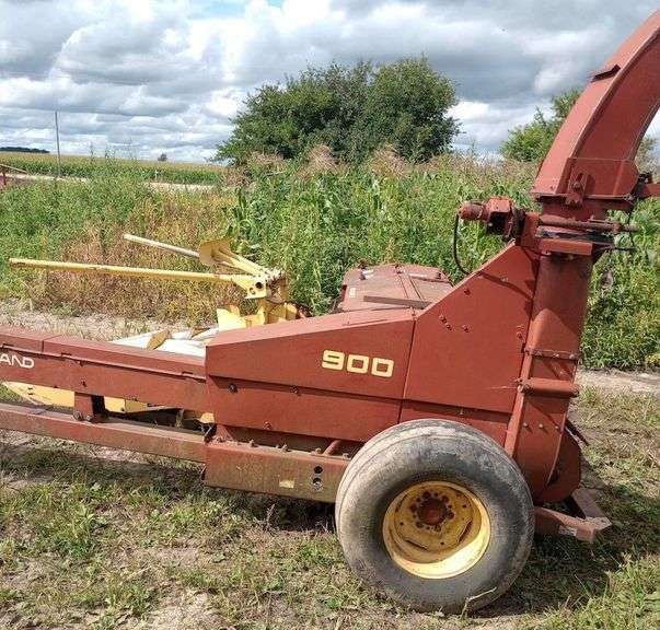 New Holland 900 Chopper with Corn Head - Albrecht Auction Service