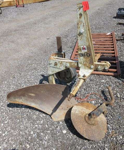 (310) International single bottom plow 3-point - Albrecht Auction Service