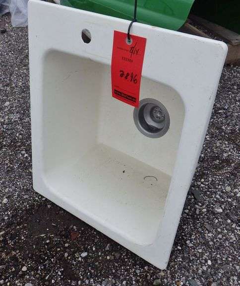 Poly Sink, 20"W x 17"D, in good condition - Albrecht Auction Service
