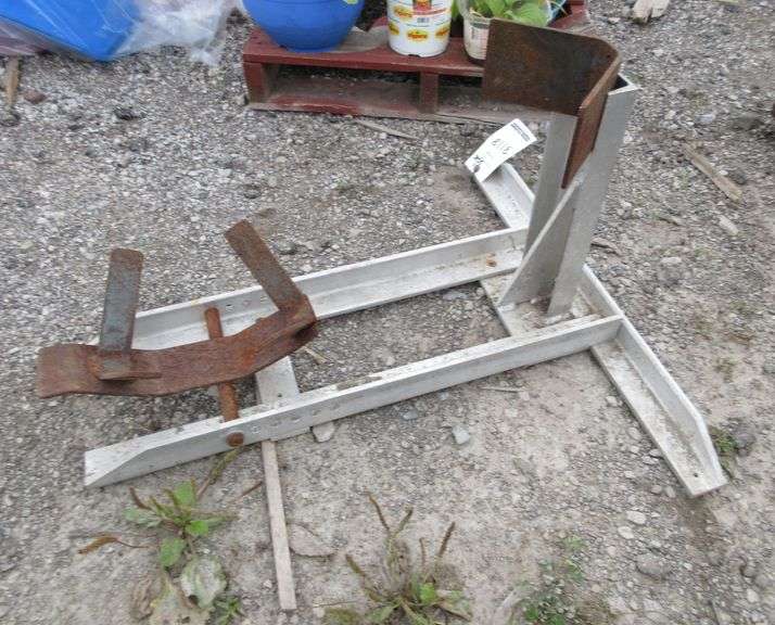 Lock down motorcycle stand for hauling bikes - Albrecht Auction Service