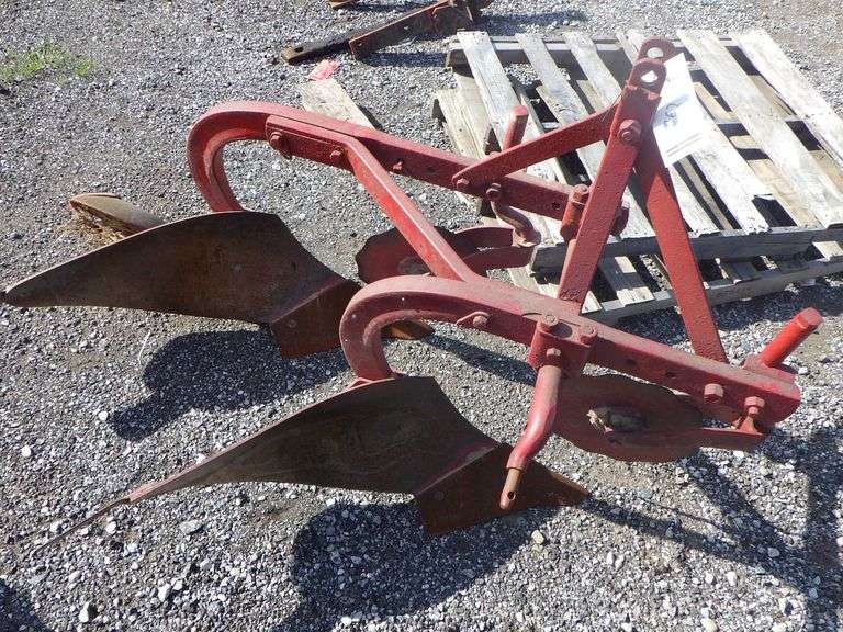 Ferguson 3-point two bottom plow, good - Albrecht Auction Service