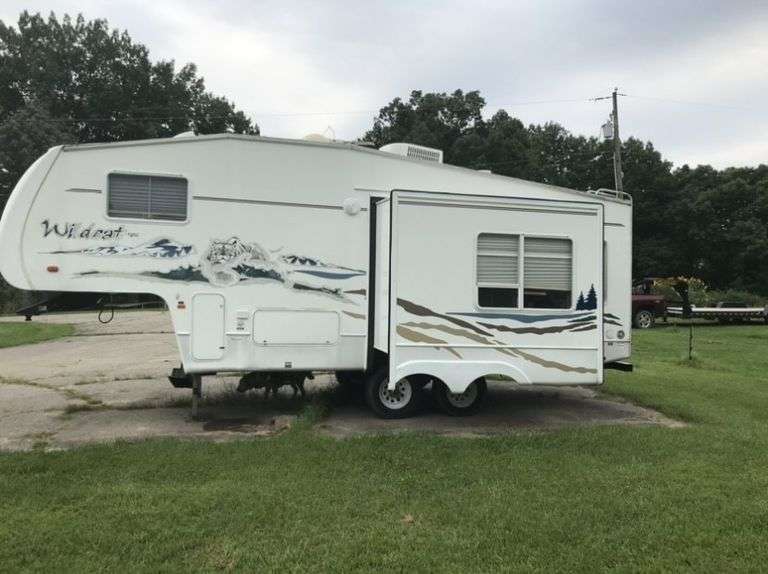 2004 Wildcat 5th Wheel Trailer Coach, VIN: 4X4FWCZ284V008946, 24'L, has ...