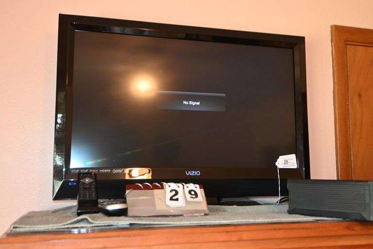 Small Vizio TV - Apexx Auctions