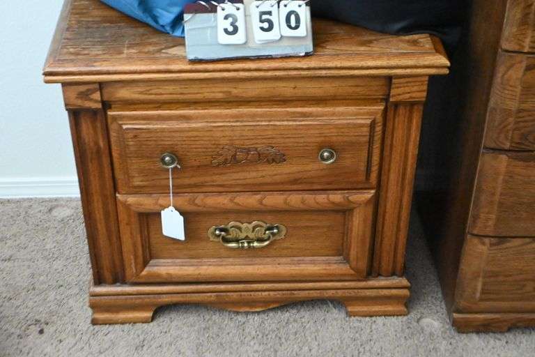 Acorn Themed End Table - Apexx Auctions