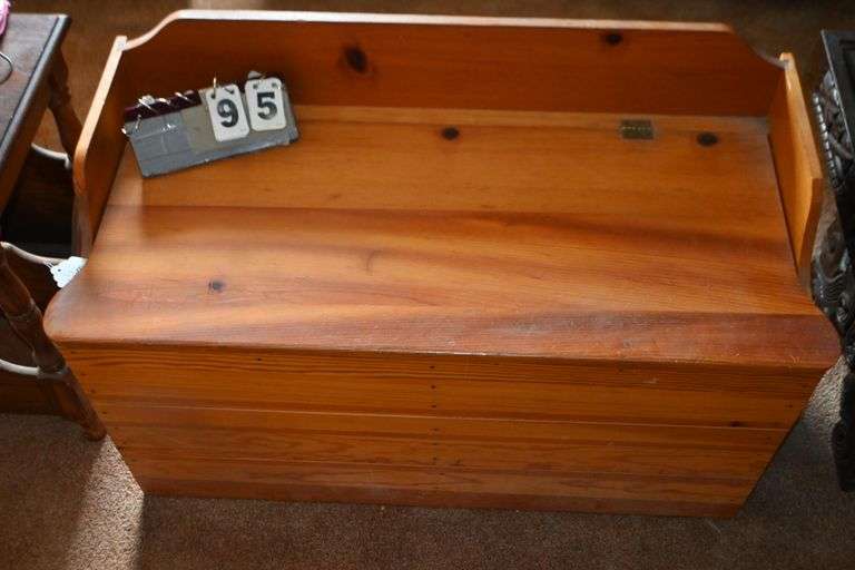 Decorative Hope Chest - Apexx Auctions