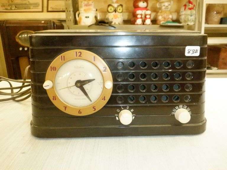 Brown Telechron AM Clock Tube Radio - Assiter Auctioneers