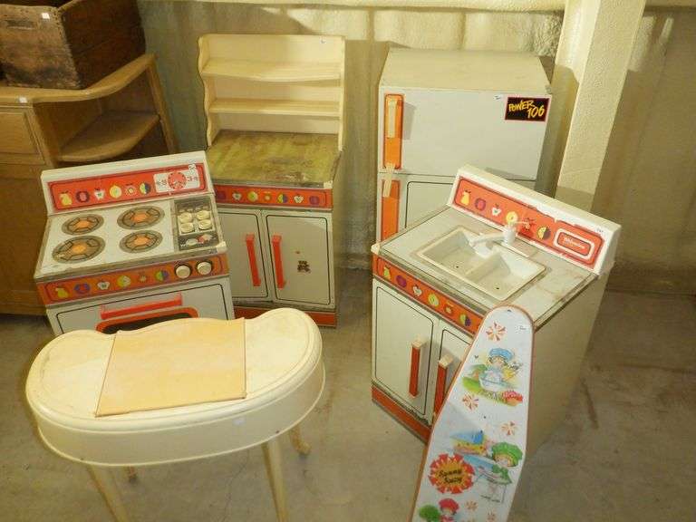 Wolverine Sunny Suzy Toy Kitchen Set & Marx Plastic Make Up Table ...