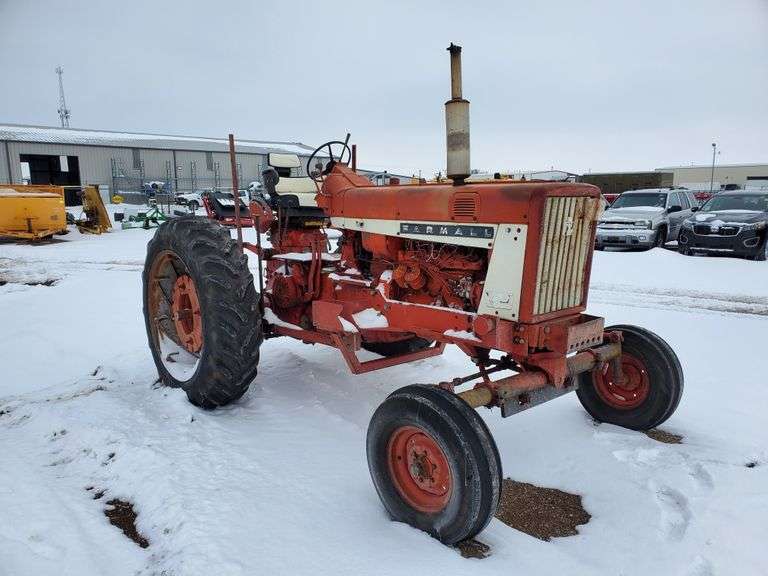 1967 Case 706 Utility Tractor - Assiter Auctioneers