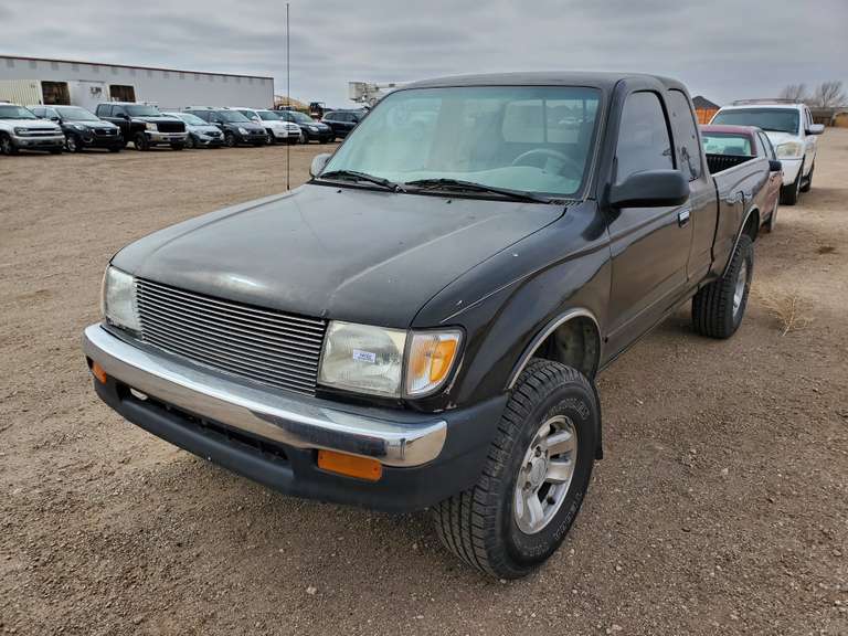 2000 Toyota Tacoma Prerunner SR5 Xtra Cab 2D - Assiter Auctioneers