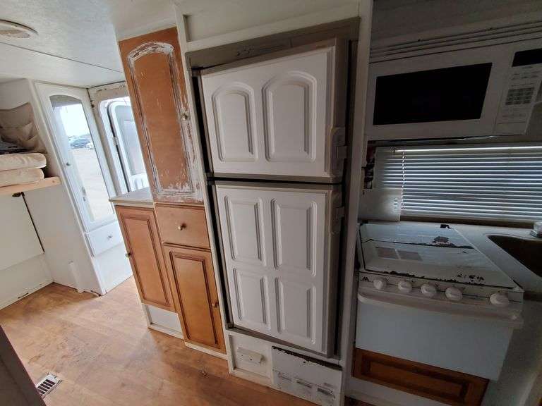 2003 Lite Way Outback Travel Trailer - Assiter Auctioneers