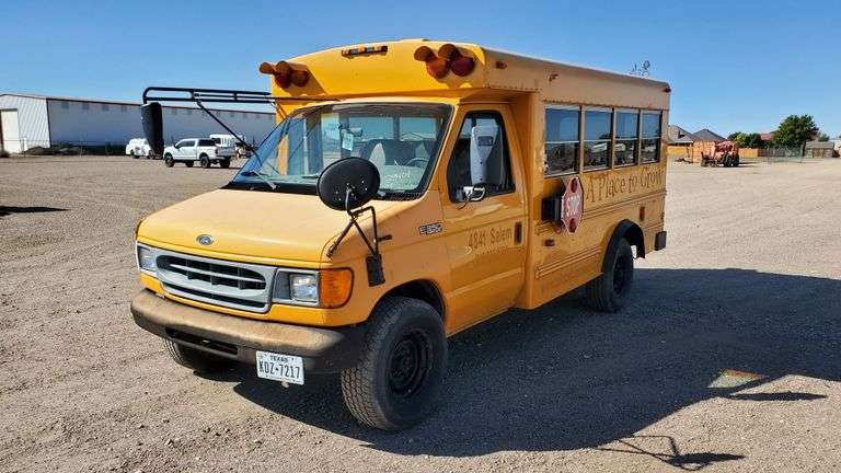 2000 Ford E350 9 Passenger Bus - Assiter Auctioneers