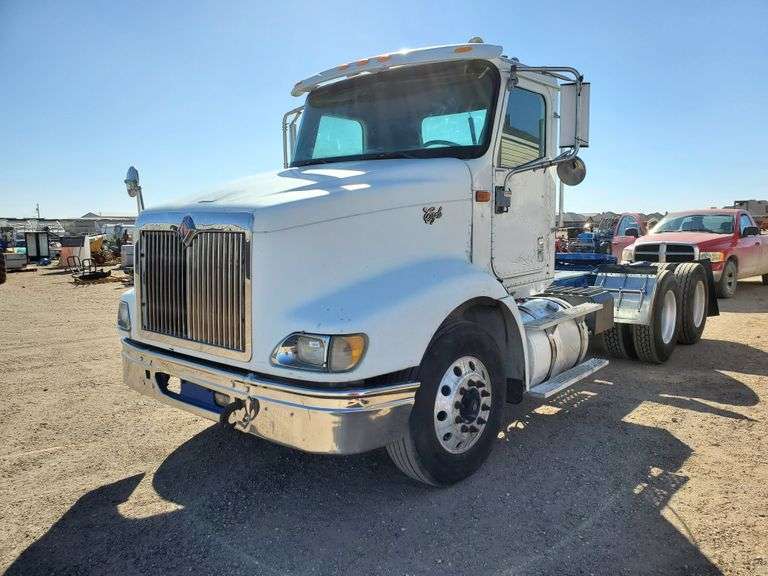 2000 International 9200i TRACTOR TRUCK - Assiter Auctioneers