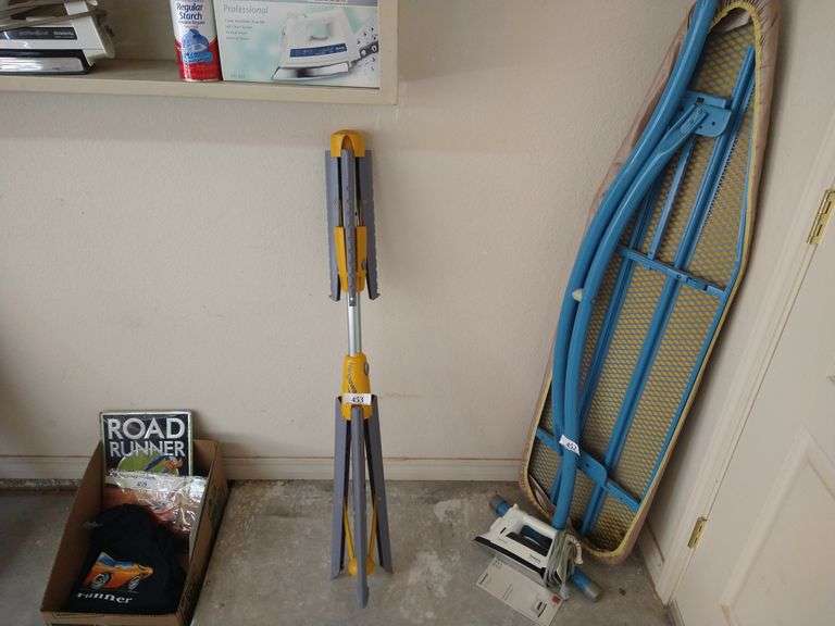 Hangaway Portable Clothes Hanger - Assiter Auctioneers