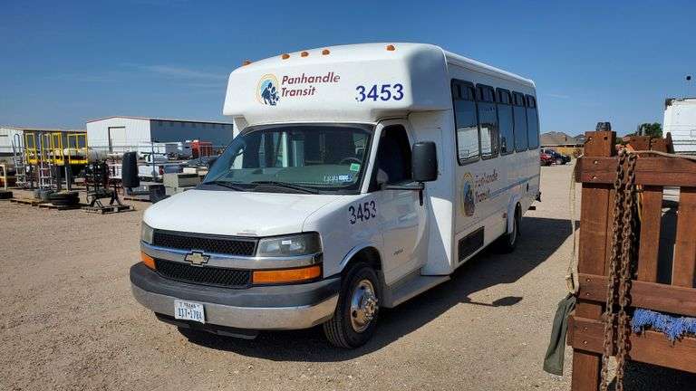 2014 Chev Express 3500 Hi Cube 2D Shuttle Bus Bus - Assiter Auctioneers