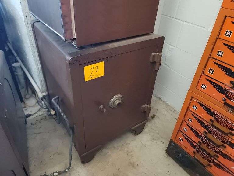 Antique Yale Single Door Safe W/ Combination - Assiter Auctioneers