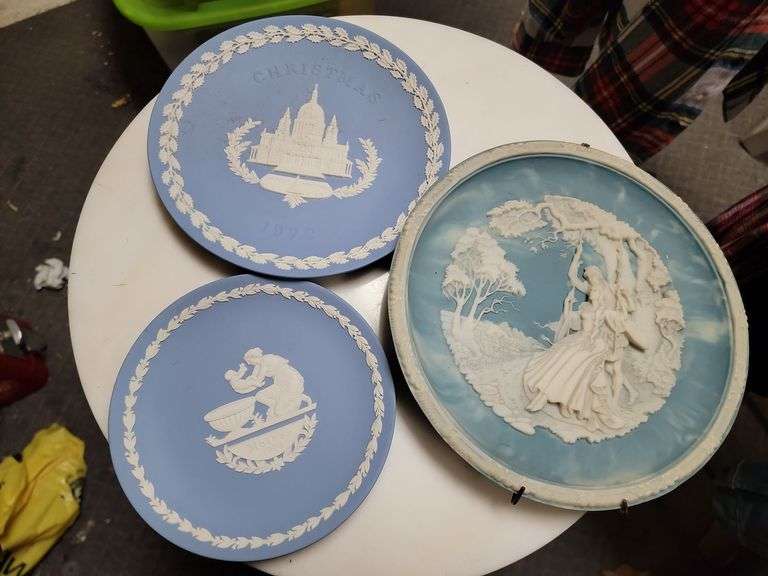 2 Flats Of Wedgwood Decorative Plates - Baer Auctioneers - Realty, LLC