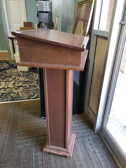 Wooden Podium - Baer Auctioneers - Realty, LLC