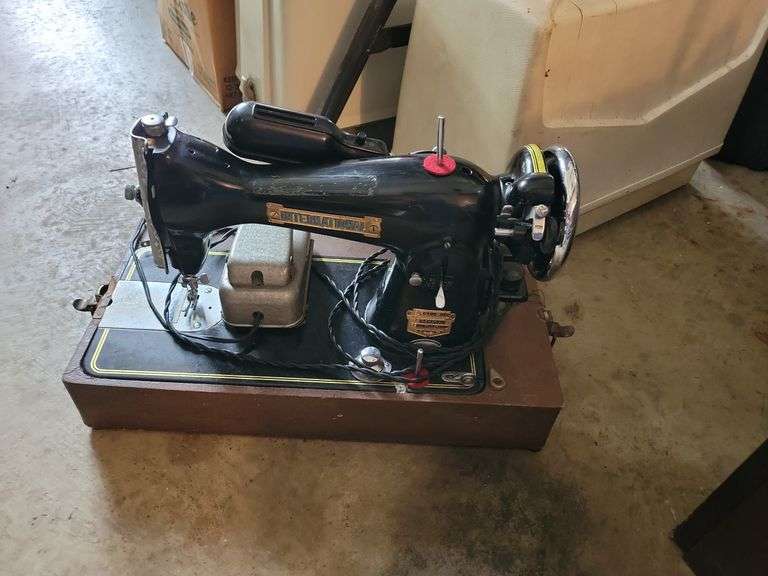 Vintage International Sewing Machine with Case - Baer Auctioneers ...