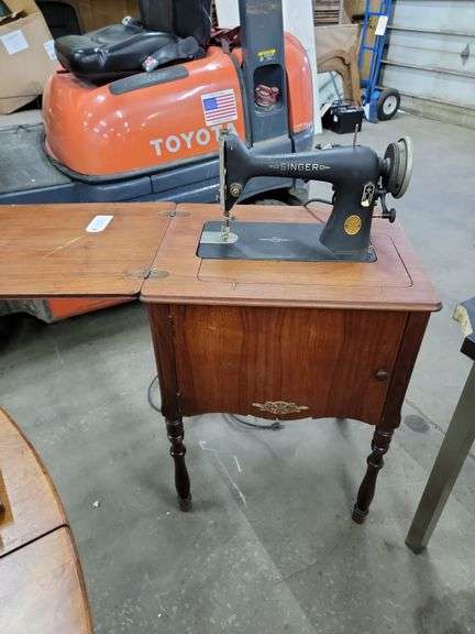 Antique Singer Sewing Machine & Cabinet - Baer Auctioneers - Realty, LLC