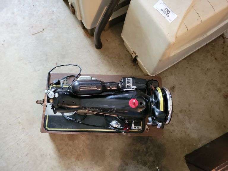 Vintage International Sewing Machine with Case - Baer Auctioneers ...