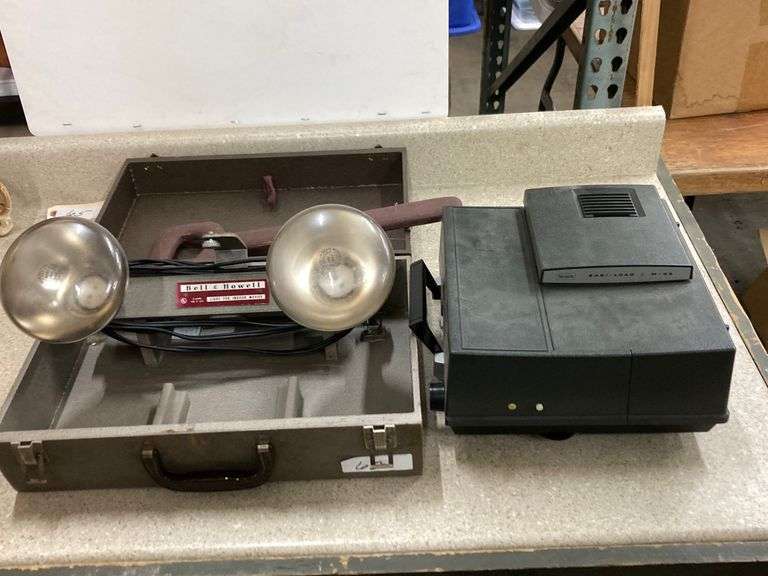 2x2 Slide Projector, Light for Indoor Movies - Baer Auctioneers ...