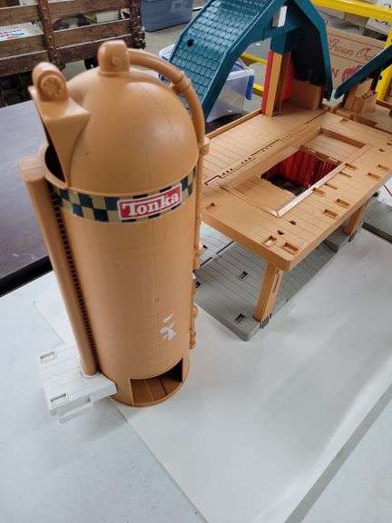 Foldable 1995 Tonka Farm Playset w/ Silo - Baer Auctioneers - Realty, LLC