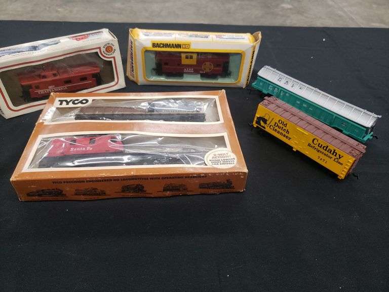 2 Bachmann HO Scale Cabooses, Tyco HO Scale Operating Crane Car With ...