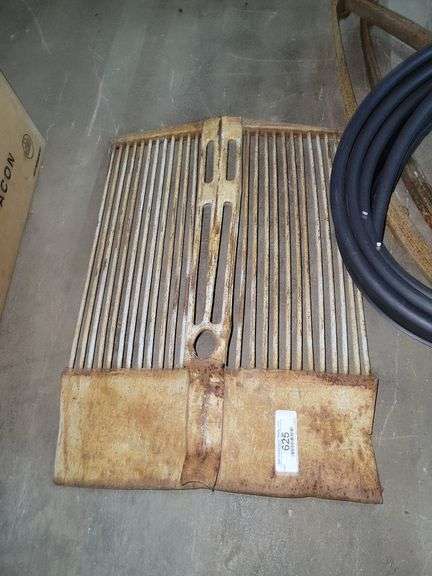 Ford Tractor Grill - Baer Auctioneers - Realty, LLC