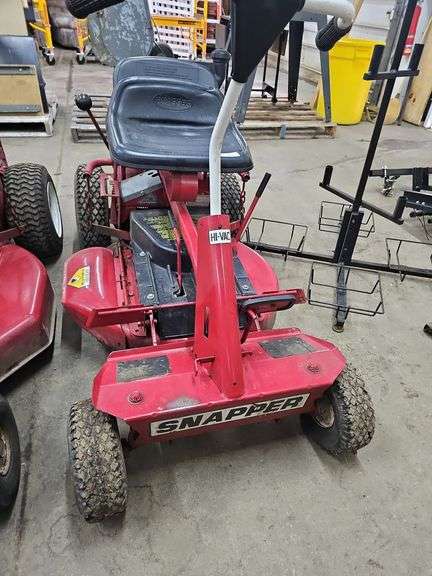 Snapper HI Vac Riding Lawn Mower - Baer Auctioneers - Realty, LLC