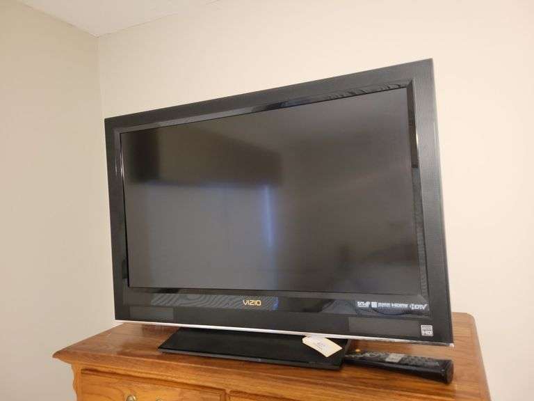 Vizio Flat Screen TV, 32" With Remote, Works - Baer Auctioneers ...