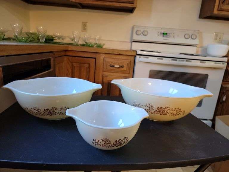 3 Vintage Pyrex Mixing Bowls, Homestead Pattern - Baer Auctioneers ...