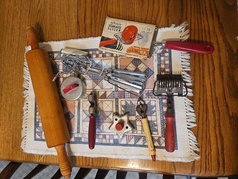 Vintage Kitchen Utensils & Amish Made Pot Holders - Baer Auctioneers ...