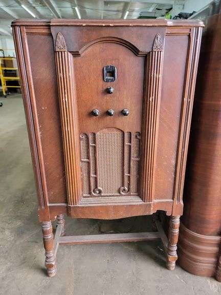 1932/1933 Philco Console Radio - Baer Auctioneers - Realty, LLC