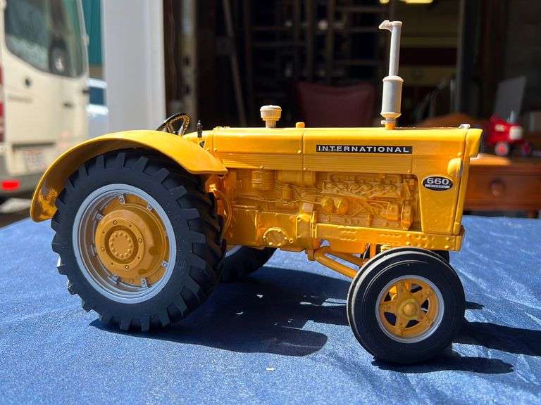 Ertl Case International 660 Diecast Tractor - Baer Auctioneers - Realty ...