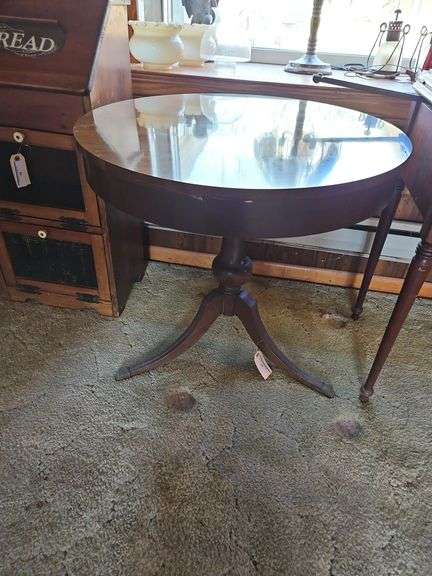 Vintage Round End Table - Baer Auctioneers - Realty, LLC