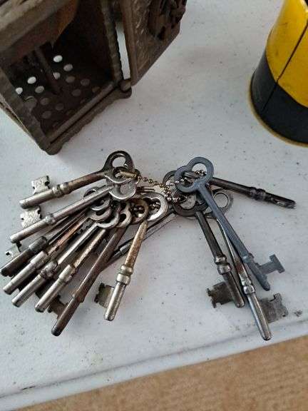 Cen-Pe-Co Tin Bank, Vintage Cast Bank, Antique Skeleton Keys - Baer ...