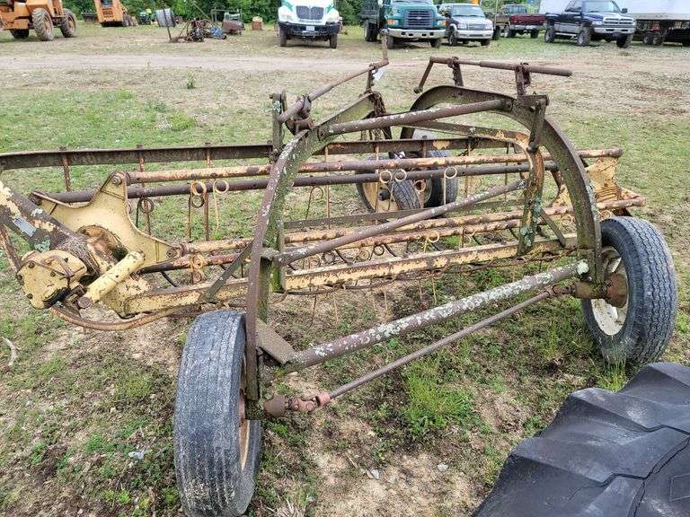 New Holland 56 Hay Rake with Dolly Wheel - Baker Auctions & Real Estate ...