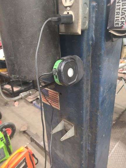 Snap on magnetic light with charger - Baker Auctions & Real Estate, LLC