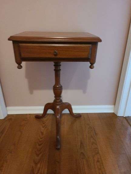 Small decorative table with 1 drawer - Baker Auctions & Real Estate, LLC